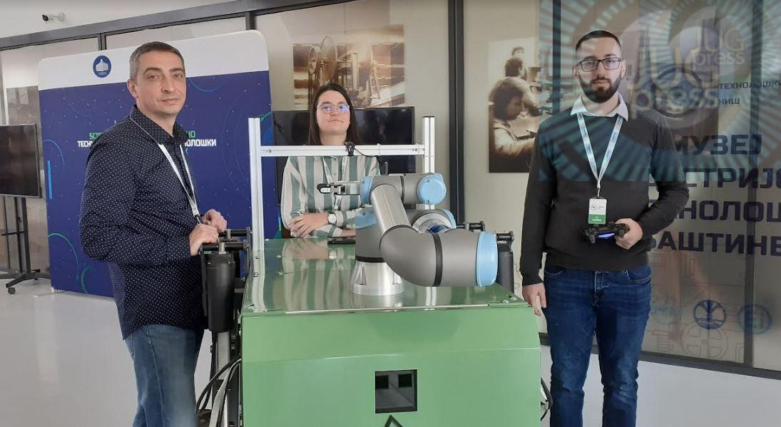 Robot Agar ore, sadi, prska i bere voće - JUGPRESS