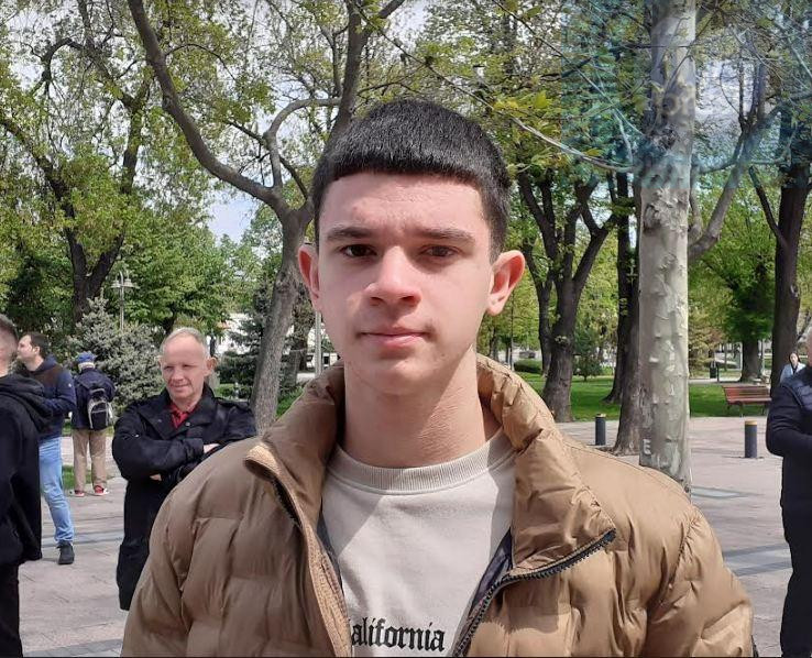 Gimnazijalac Jovan svojim naučnim radom iznenađuje i studente PMF-a ...