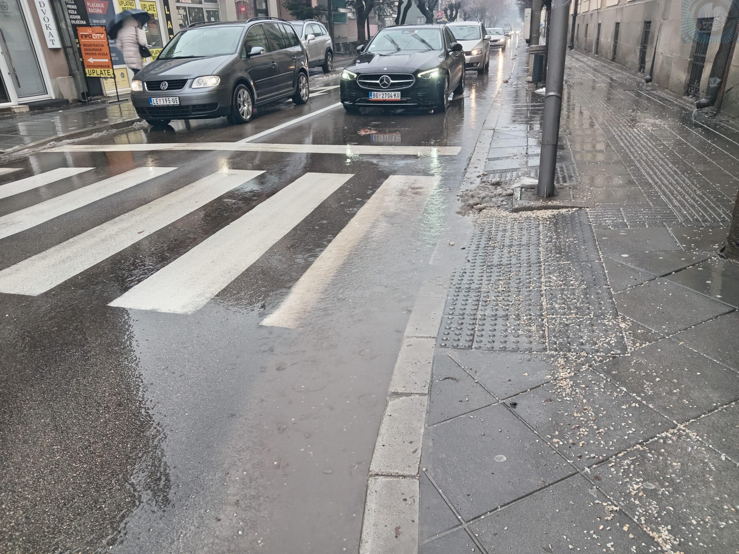 Ovako izgleda nedavno rekonstrisana ulica Pana Đukića kad padne kiša ...